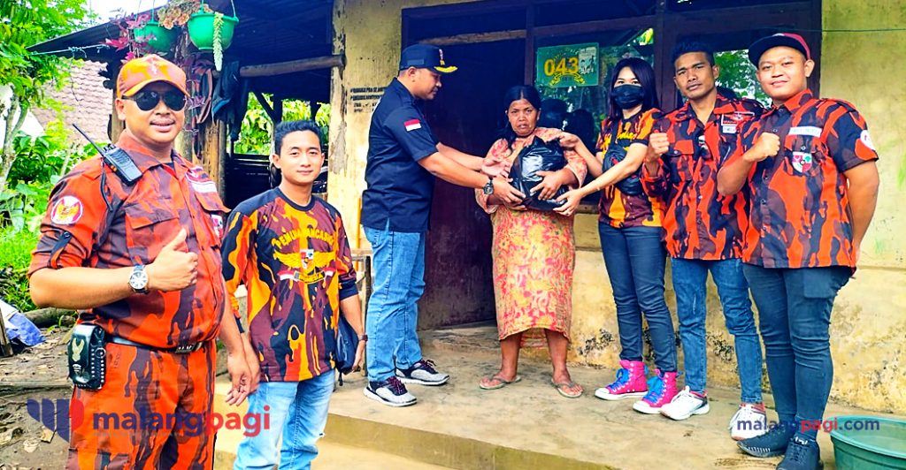 Jumat Berkah Akhir Tahun, PAC PP Dampit Berikan Paket Sembako ke Para ...