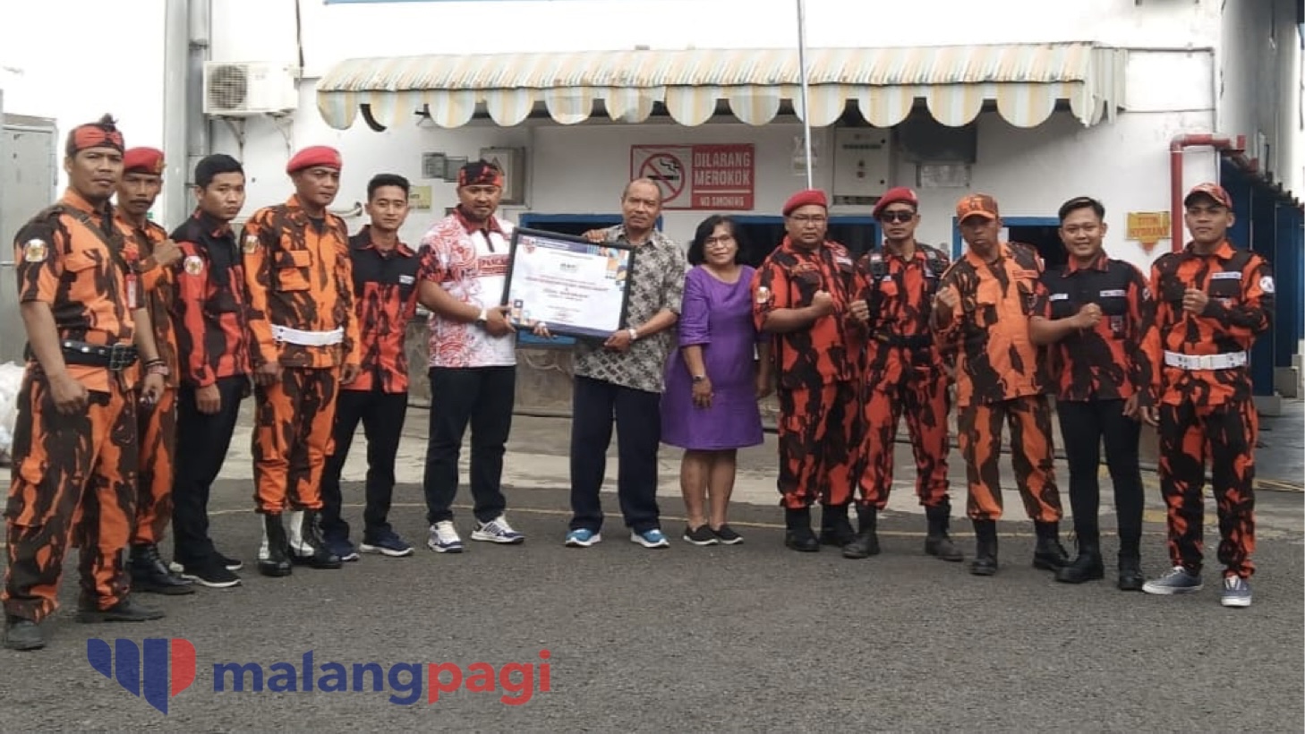 PAC PP Dampit Beri Piagam Penghargaan untuk PT Bumi Manara Internusa ...
