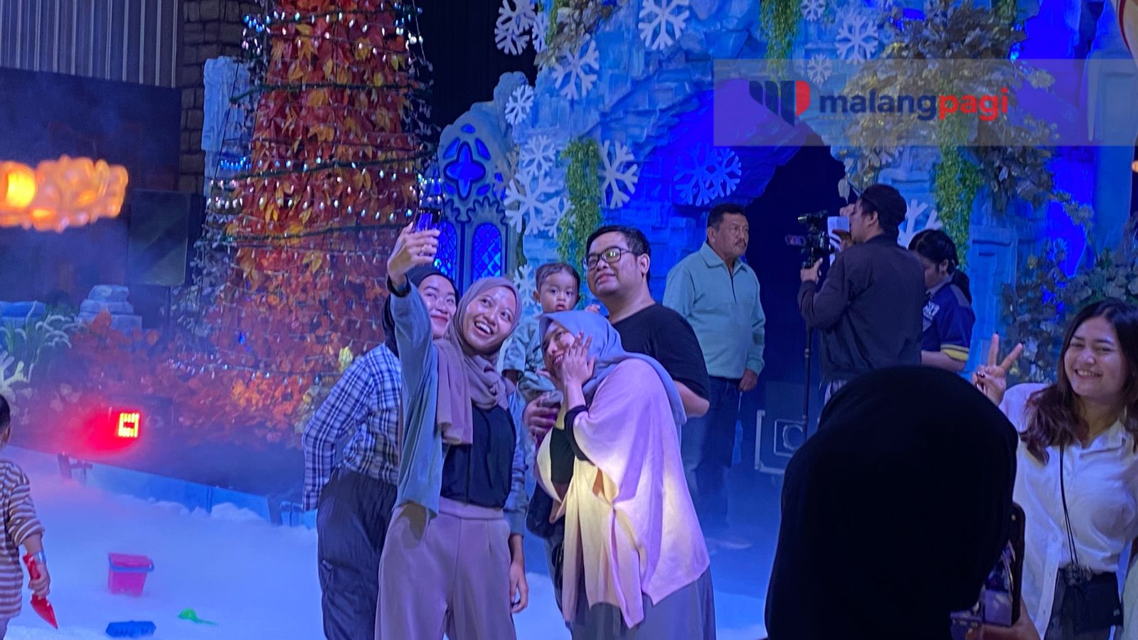 Spektakuler! 1000 Pengunjung Ramaikan Frozen Night City of Ice Malang ...